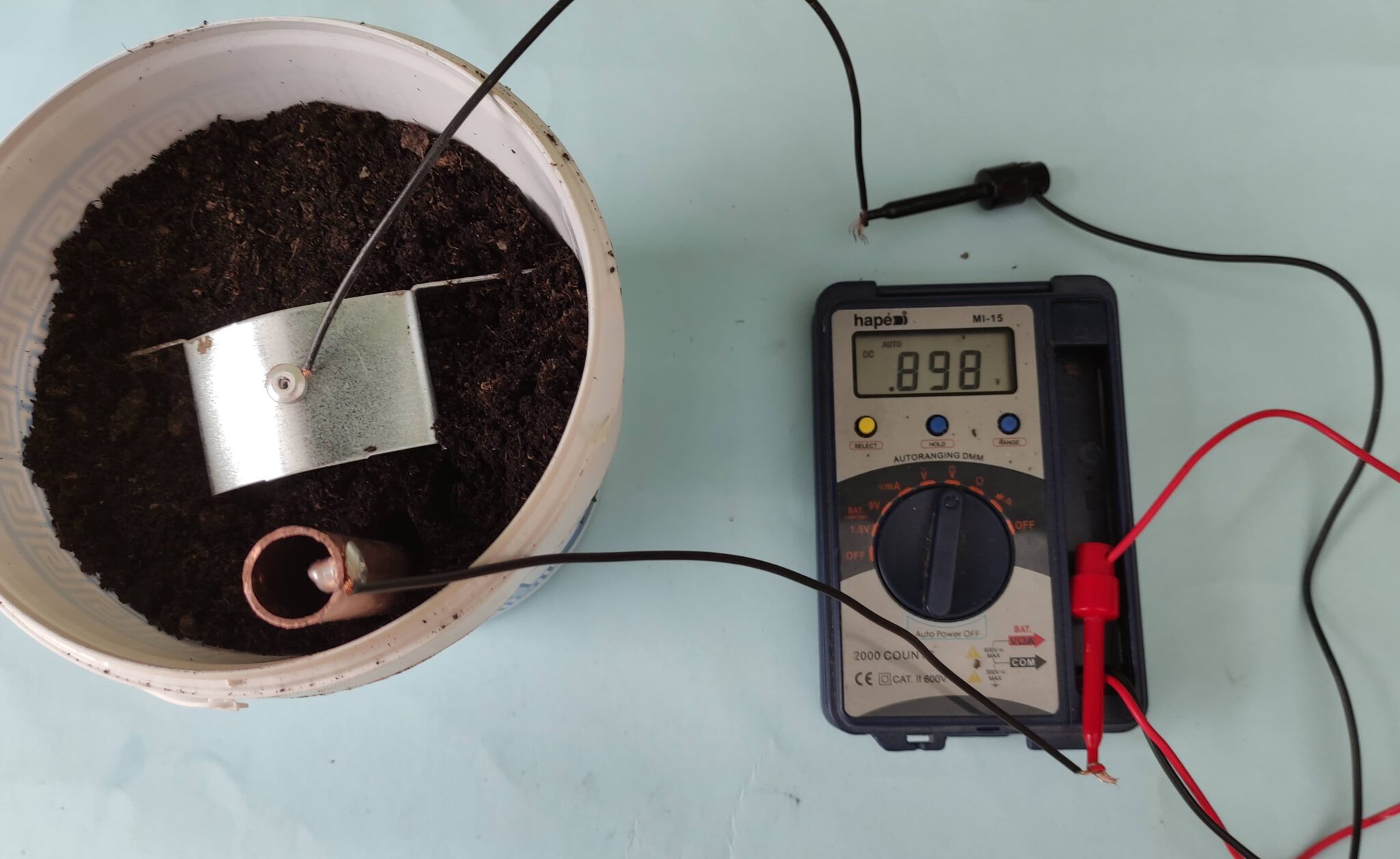 Earth battery powers pendulum – Laboratoire de Synthése